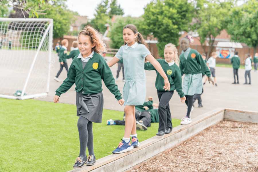 Manor Primary School in Reading - Profile (2023)