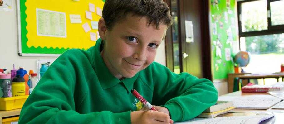 Meadowside Primary School in Burton Latimer - Profile (2023)