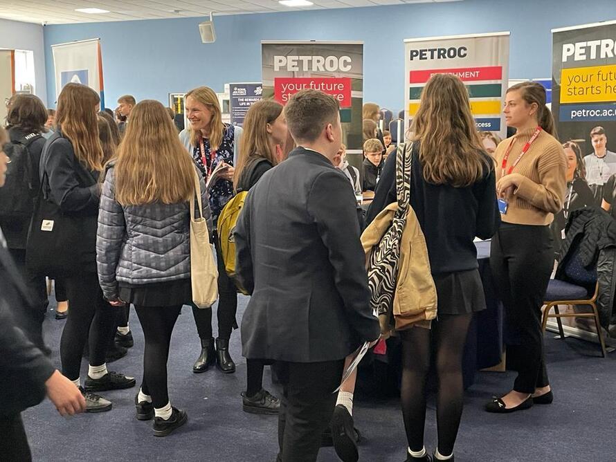 Top 20 Sixth Form Colleges in England (2023 Ratings)